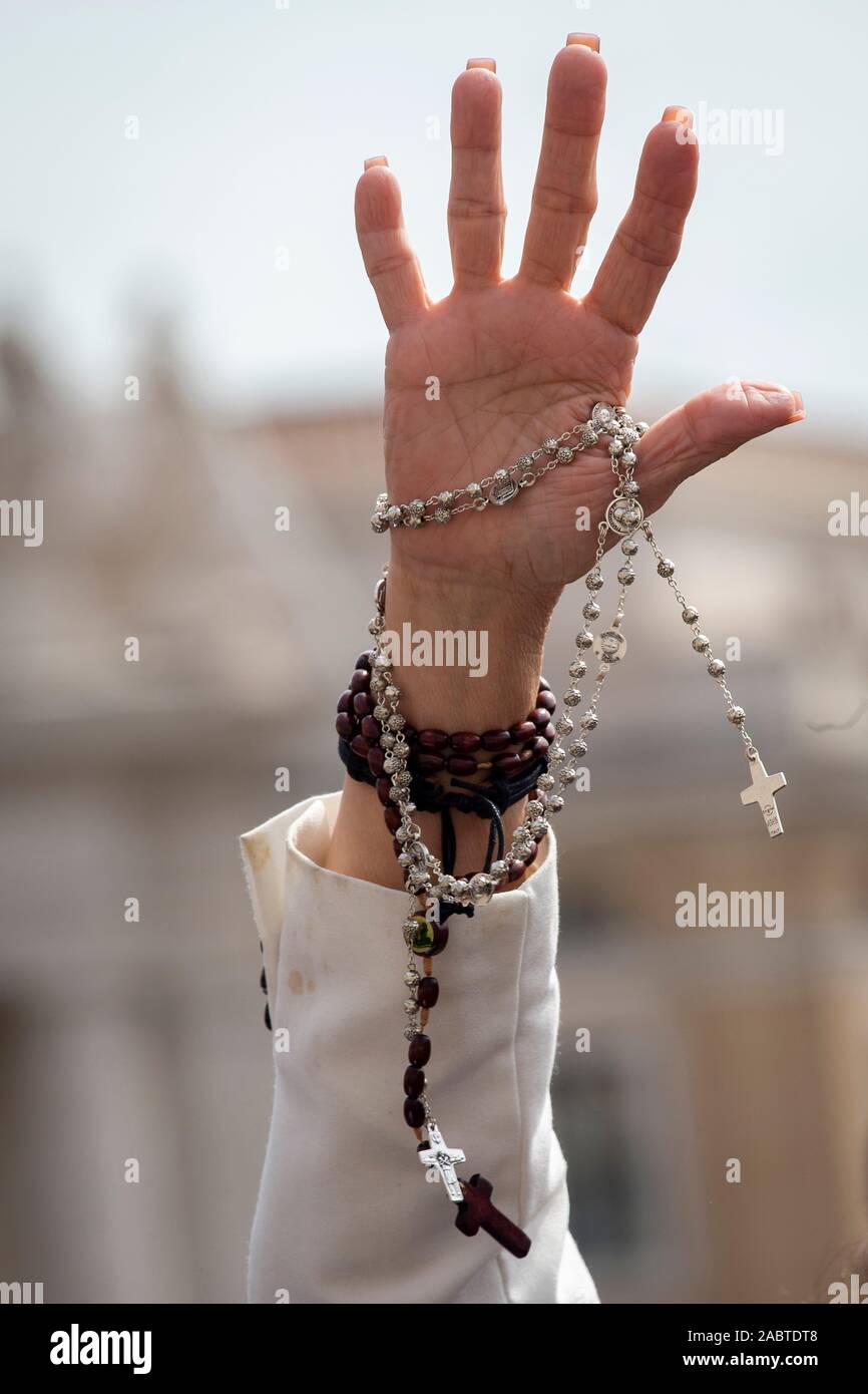 Pope hand gesture hi-res stock photography and images - Alamy