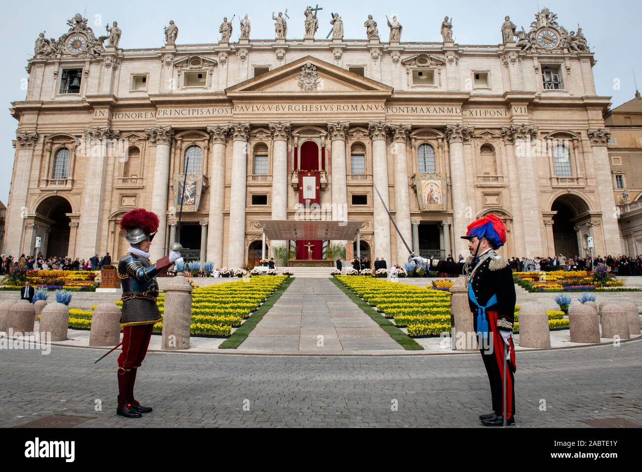 Swiss Guards and Carabinieri (Italian special Police) attend Pope ...