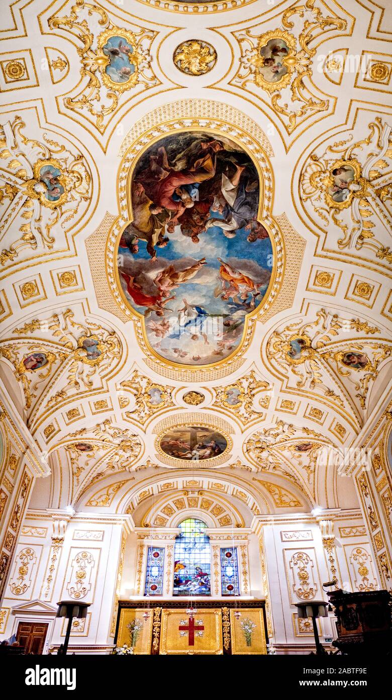 Chapel interiors hi-res stock photography and images - Alamy