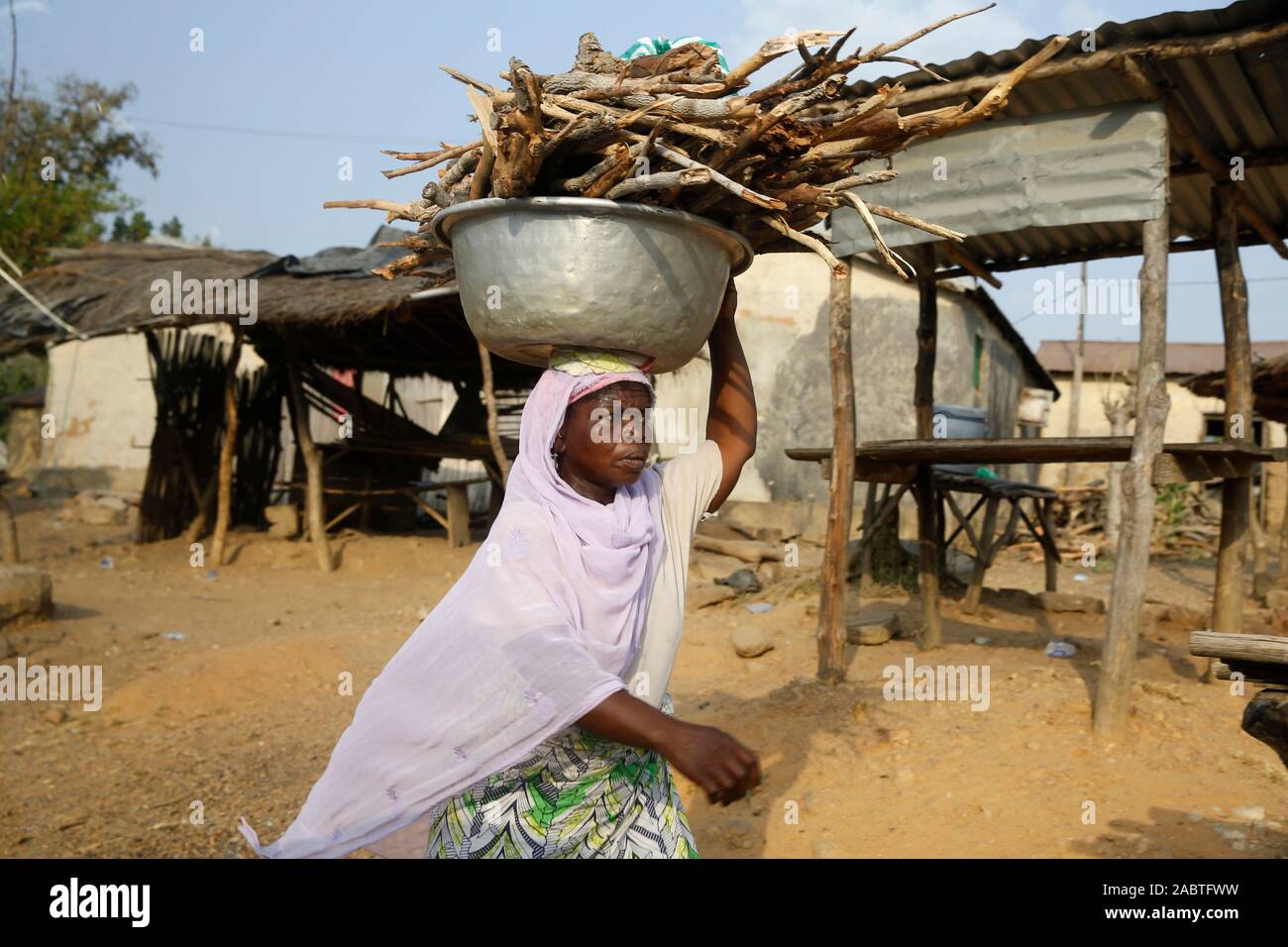 African woman carrying firewood hi-res stock photography and images - Alamy