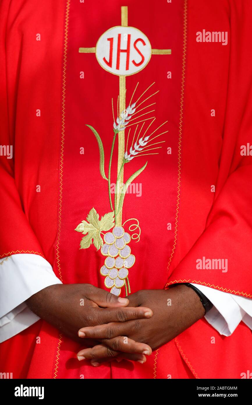 Church prayer priest sunday hi-res stock photography and images - Alamy
