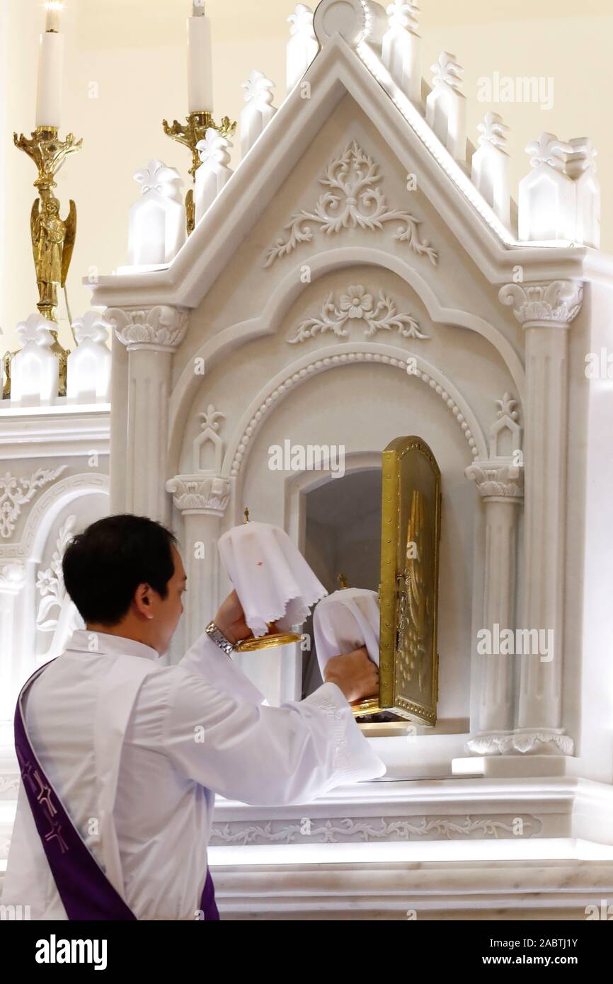 Eucharist tabernacle hi-res stock photography and images - Alamy
