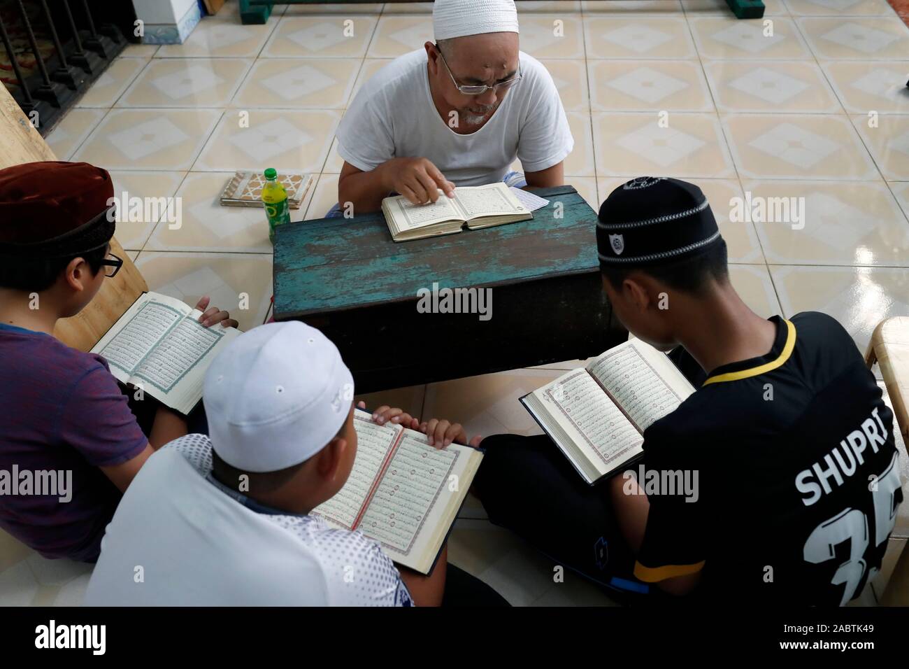 Muslim children learning Quran at Islamic school. Cholon Jamial Mosque ...