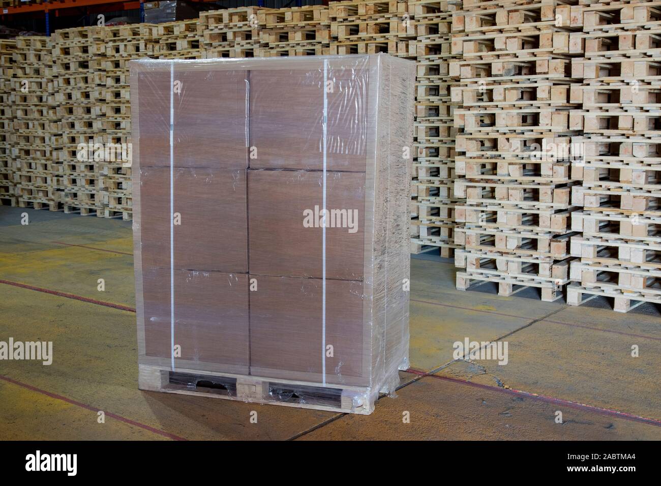 Large pile of pallets hi-res stock photography and images - Alamy