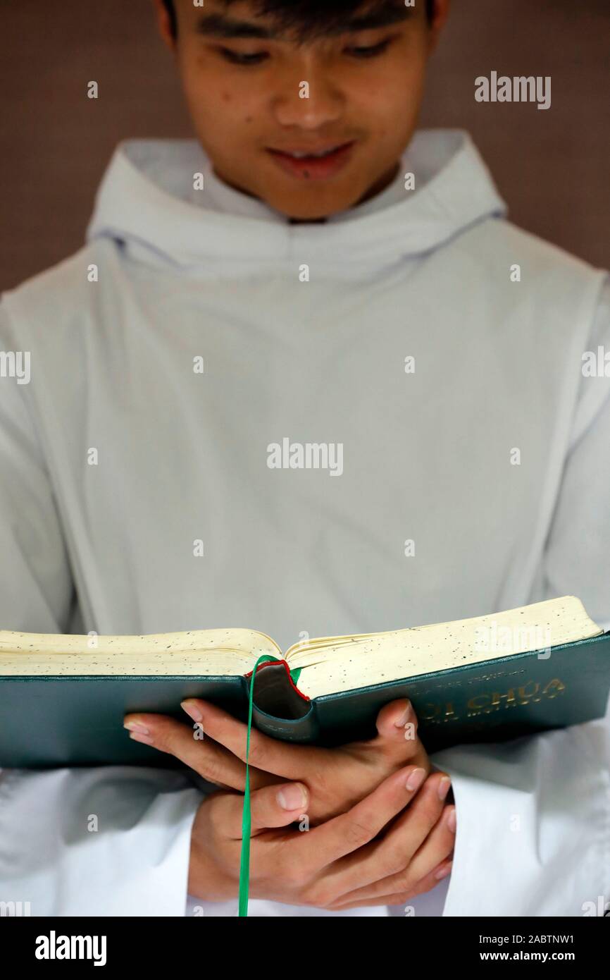 Monk reading bible hi-res stock photography and images - Alamy