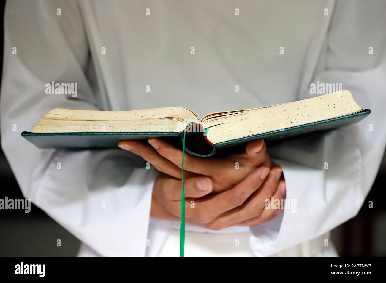 Monk reading bible hi-res stock photography and images - Alamy