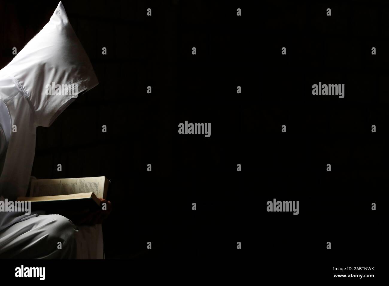 Monk reading bible hi-res stock photography and images - Alamy