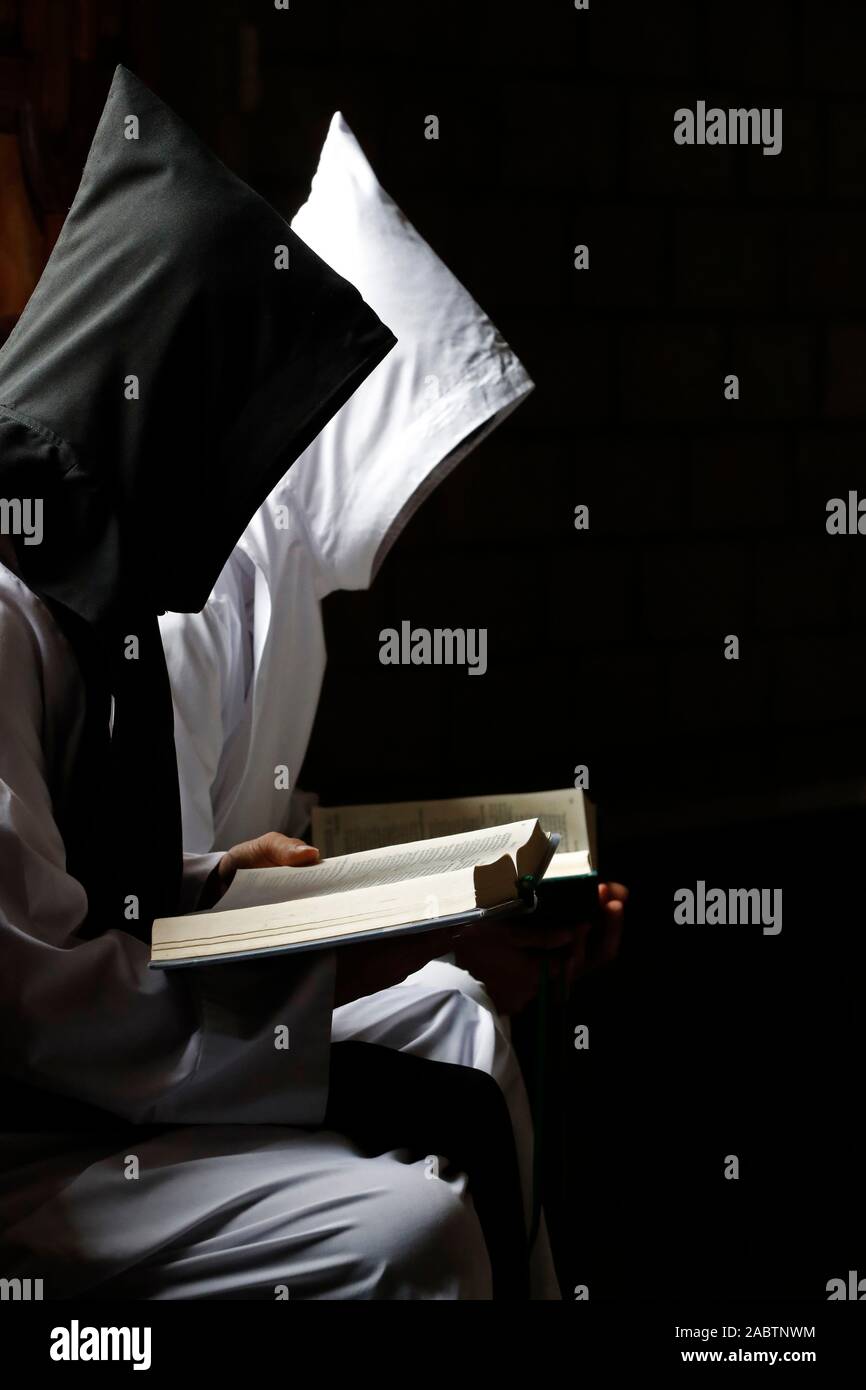 Monk reading bible hi-res stock photography and images - Alamy