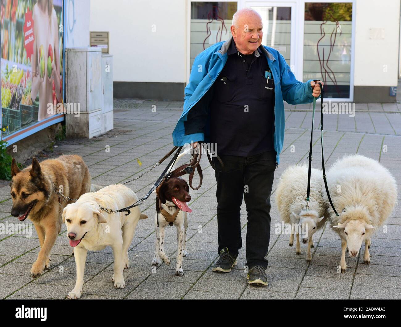 Schkeuditz, Germany. 21st Oct, 2019. Werner Dreßler walking with his ...