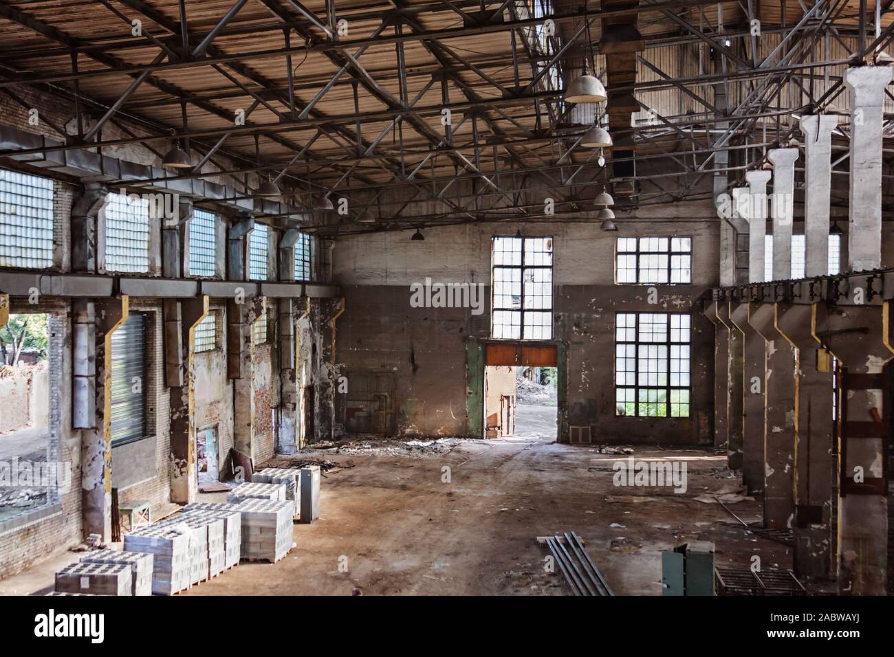 Empty interior factory hi-res stock photography and images - Alamy