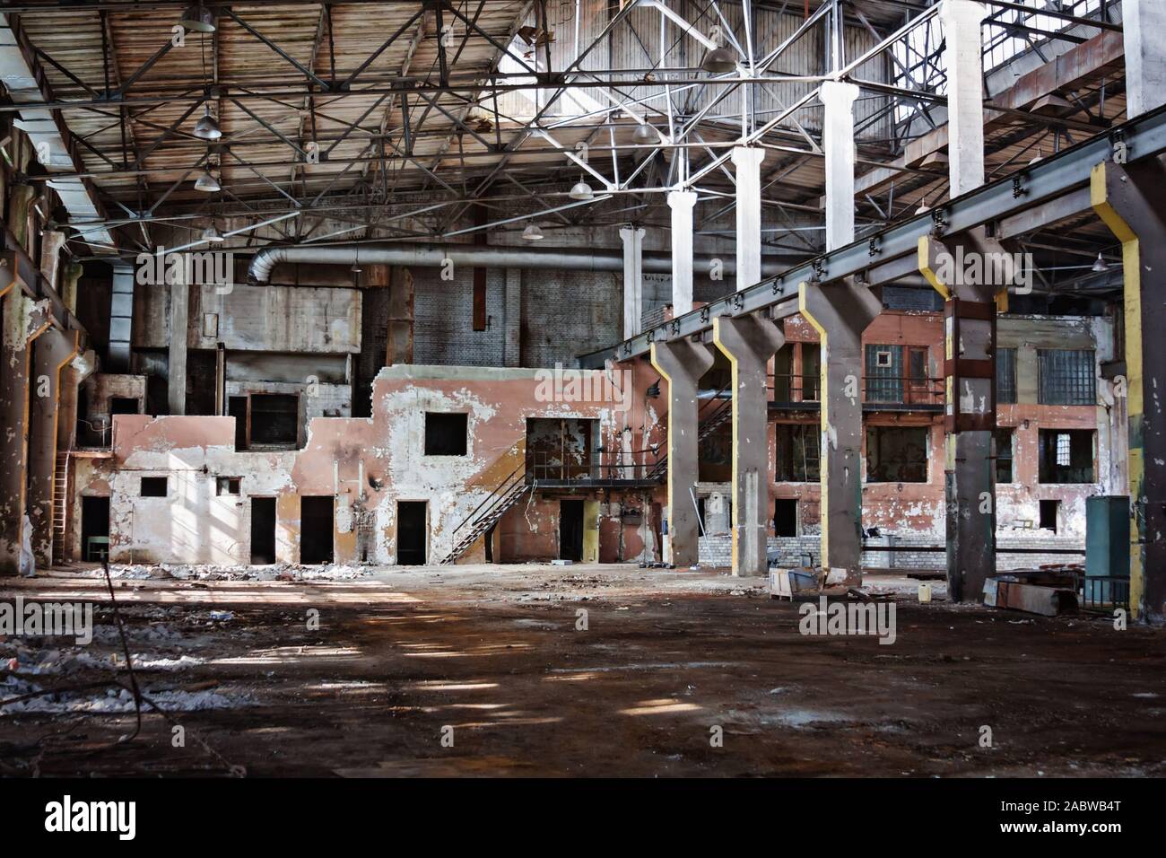 Empty interior factory hi-res stock photography and images - Alamy