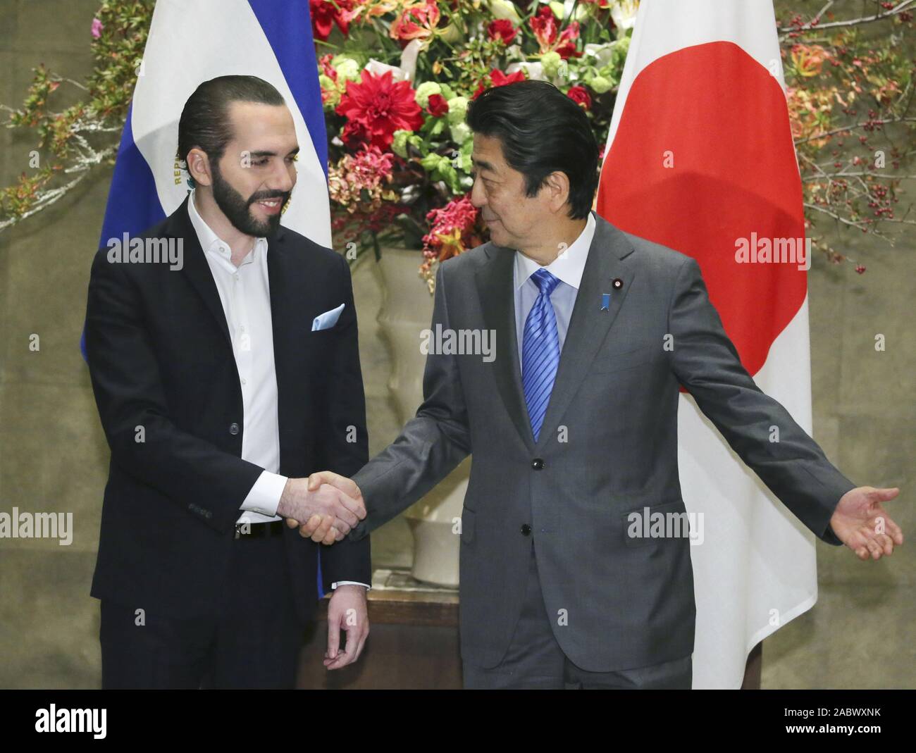Japanese Prime Minister Shinzo Abe (R) and El Salvador's President ...