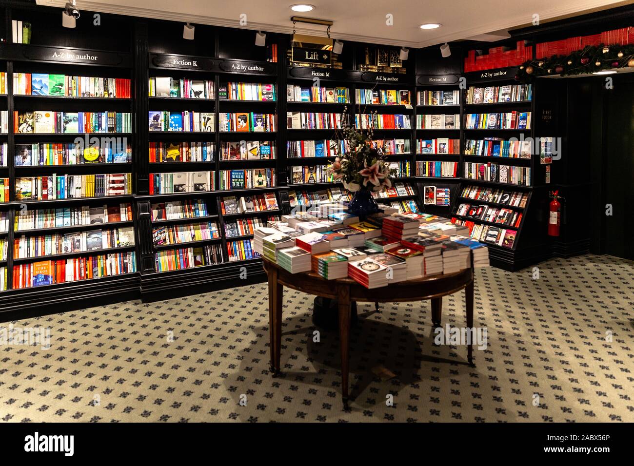 Bookshelves shelves hi-res stock photography and images - Alamy