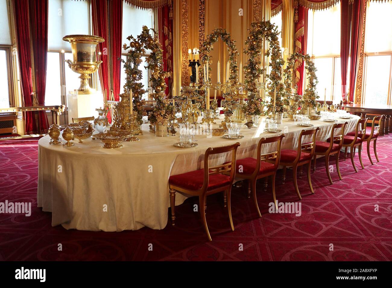 Windsor castle st georges hall guests hi-res stock photography and ...
