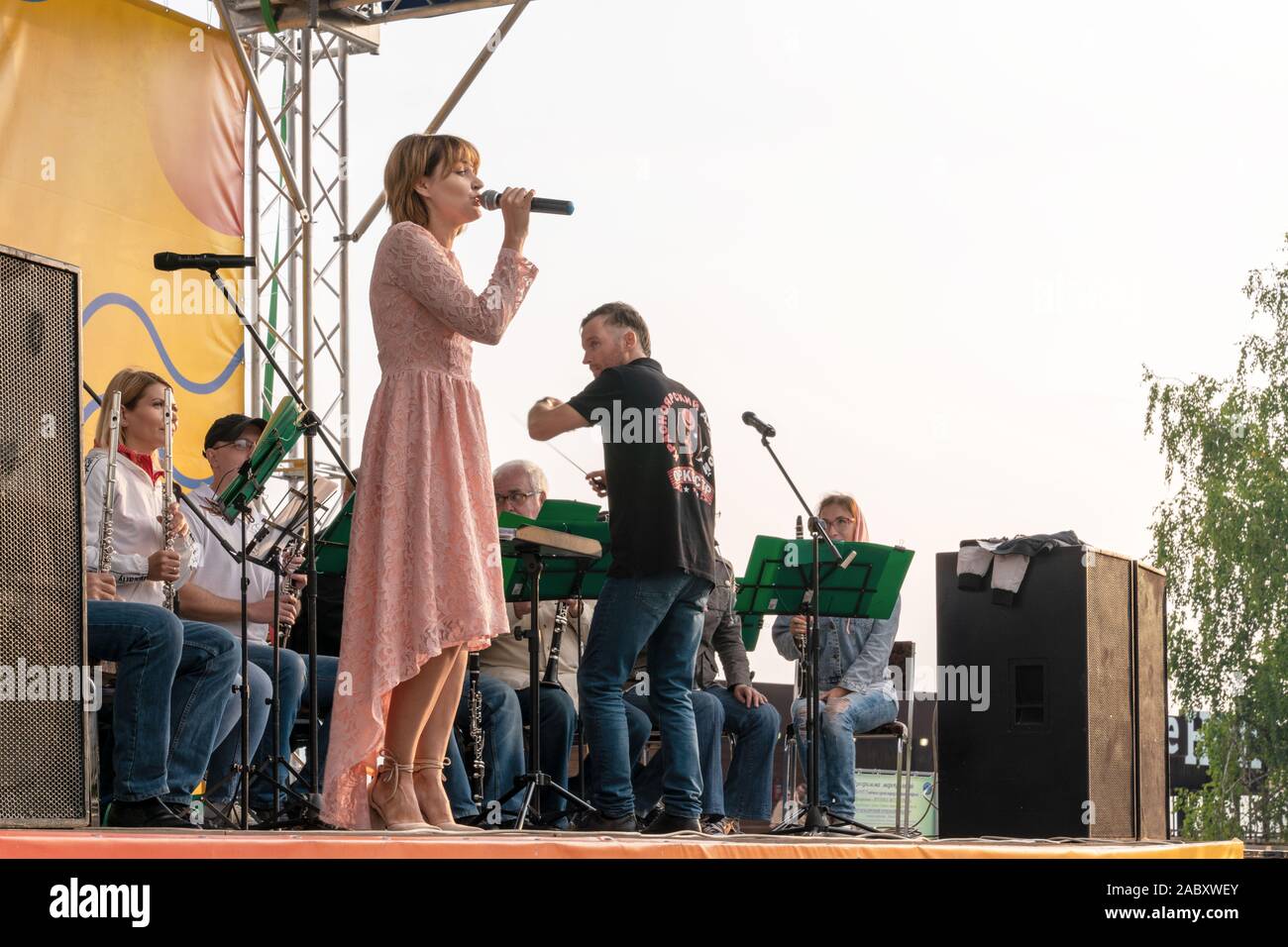 Female singer scream hi-res stock photography and images - Alamy