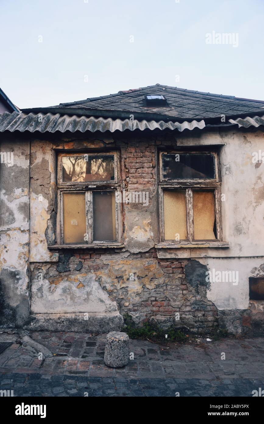 Small run down house hi-res stock photography and images - Alamy