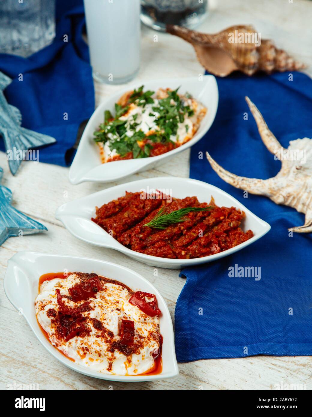 White platters hi-res stock photography and images - Alamy