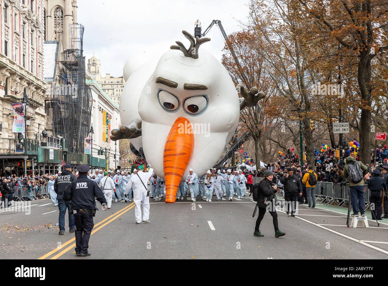 Handlers struggle to keep Olaf of Frozen II giant balloon low because ...