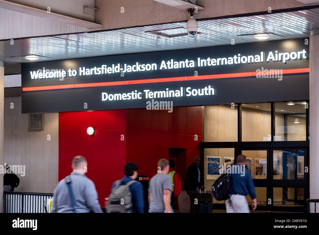 Atlanta international airport travellers hi-res stock photography and ...