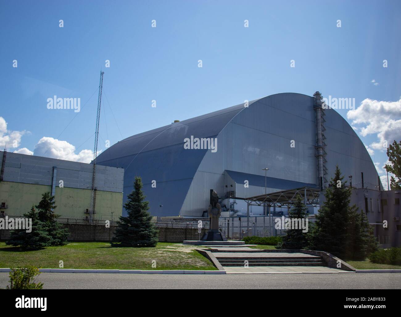 Chernobyl power plant reactor 4 sarcophagus Stock Photo - Alamy