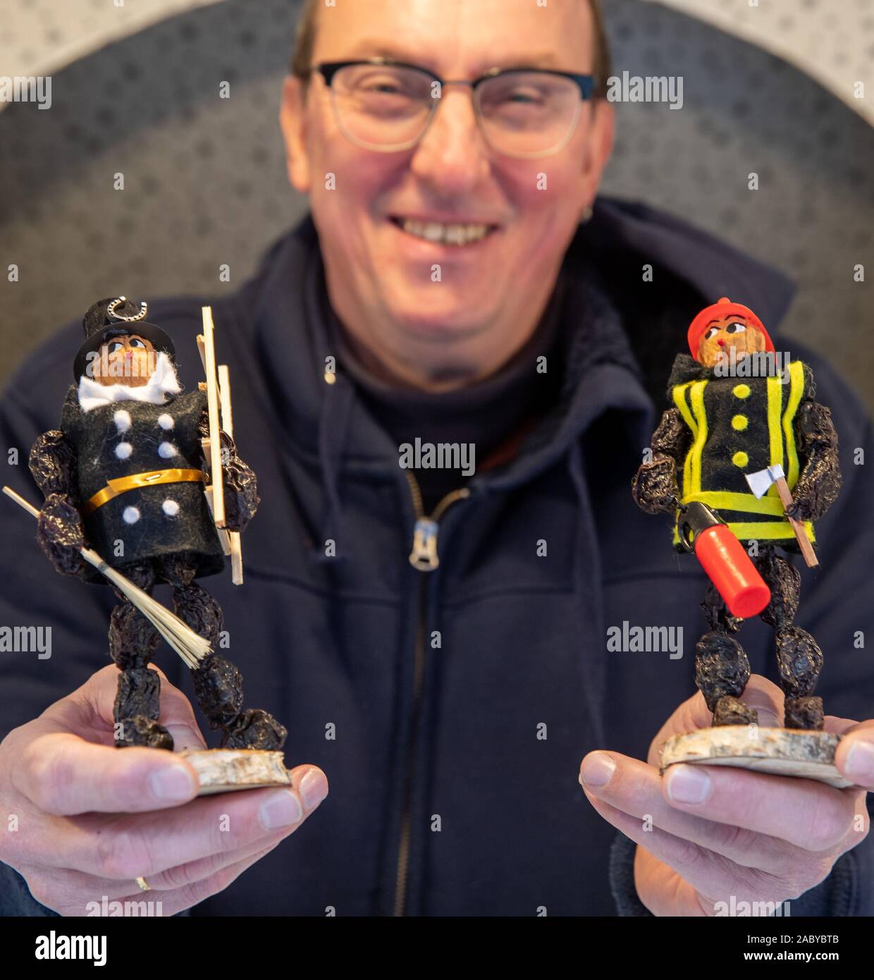 Nuremberg, Germany. 29th Nov, 2019. A stand operator and his child ...