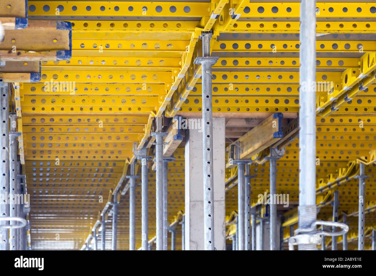 Flexible slab formwork for concrete pouring at construction site ...