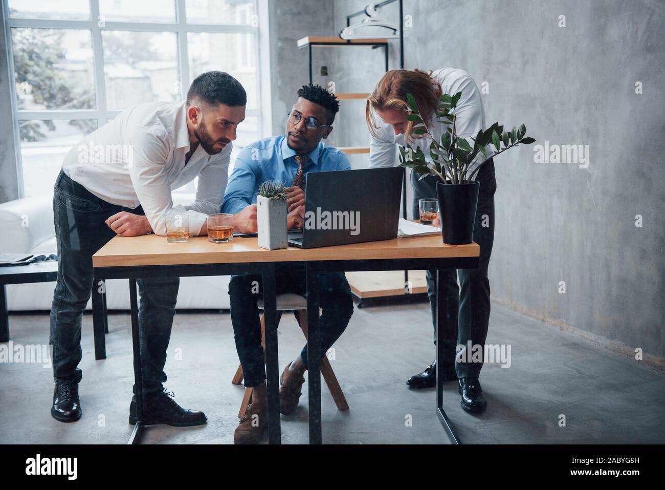 Man solving laptop issues hi-res stock photography and images - Alamy