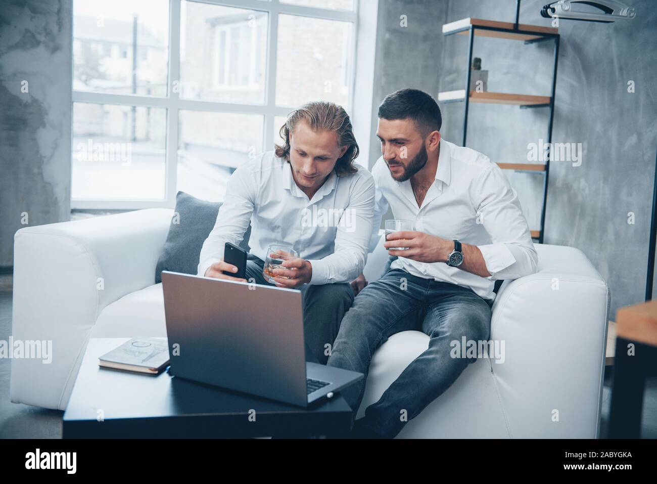Office sitting talking plans hi-res stock photography and images - Alamy