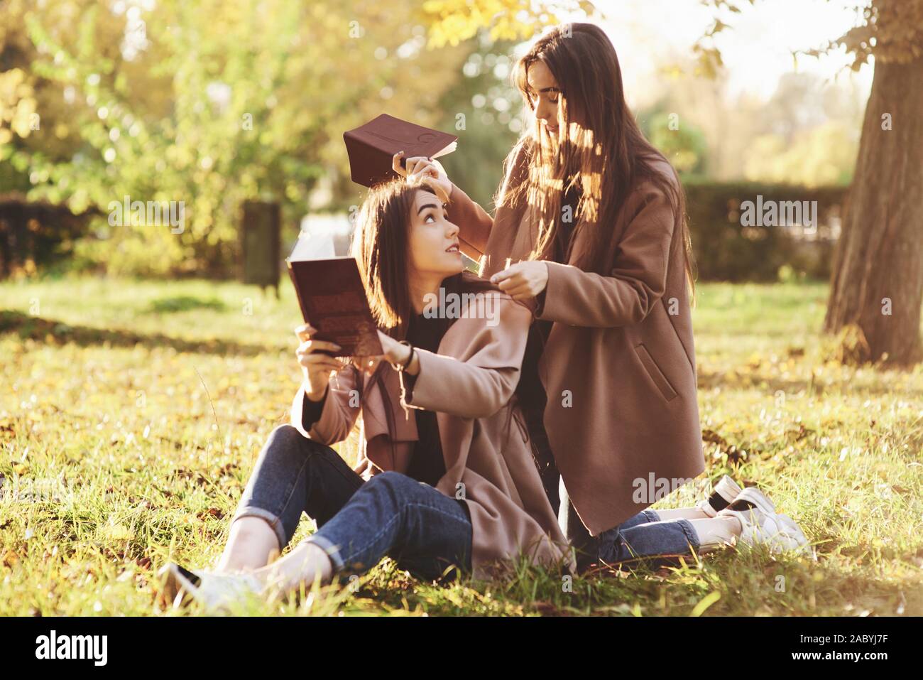 Identical twins girls hi-res stock photography and images - Alamy