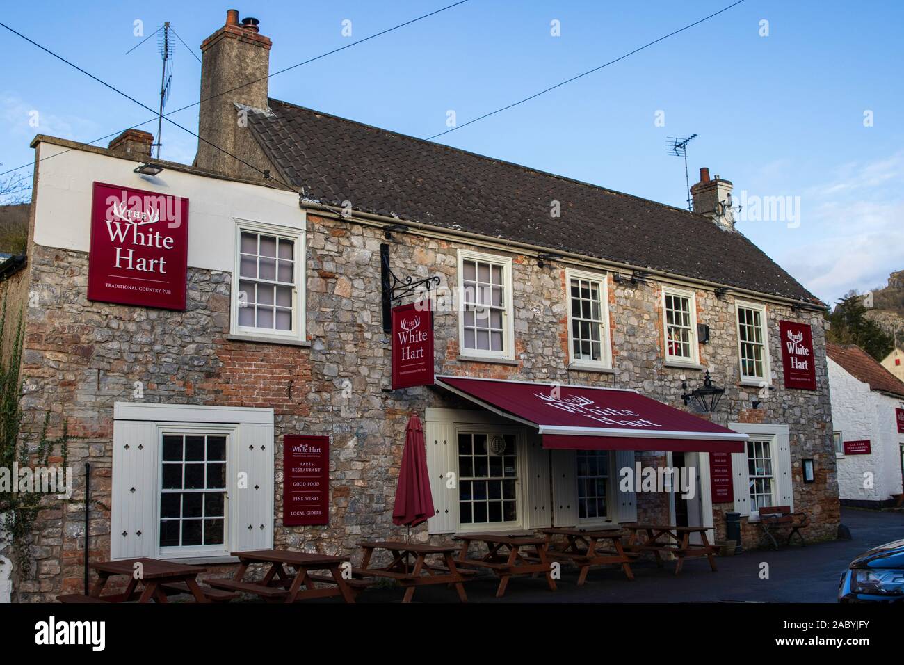 White hart pub river hi-res stock photography and images - Alamy