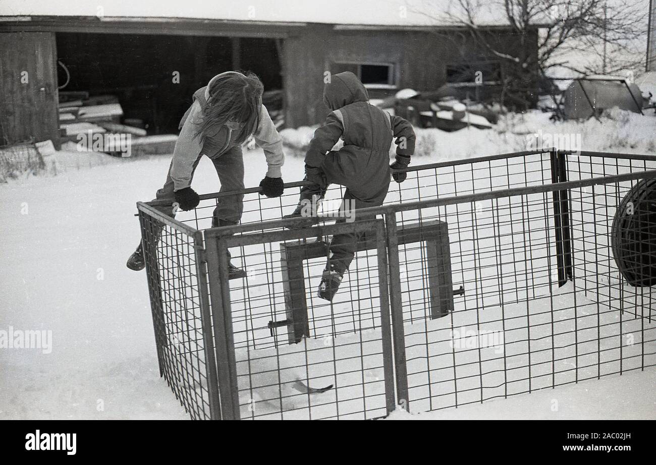 Playing outside 1980s hi-res stock photography and images - Alamy