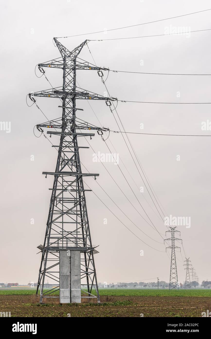 Overground electricity lines hi-res stock photography and images - Alamy