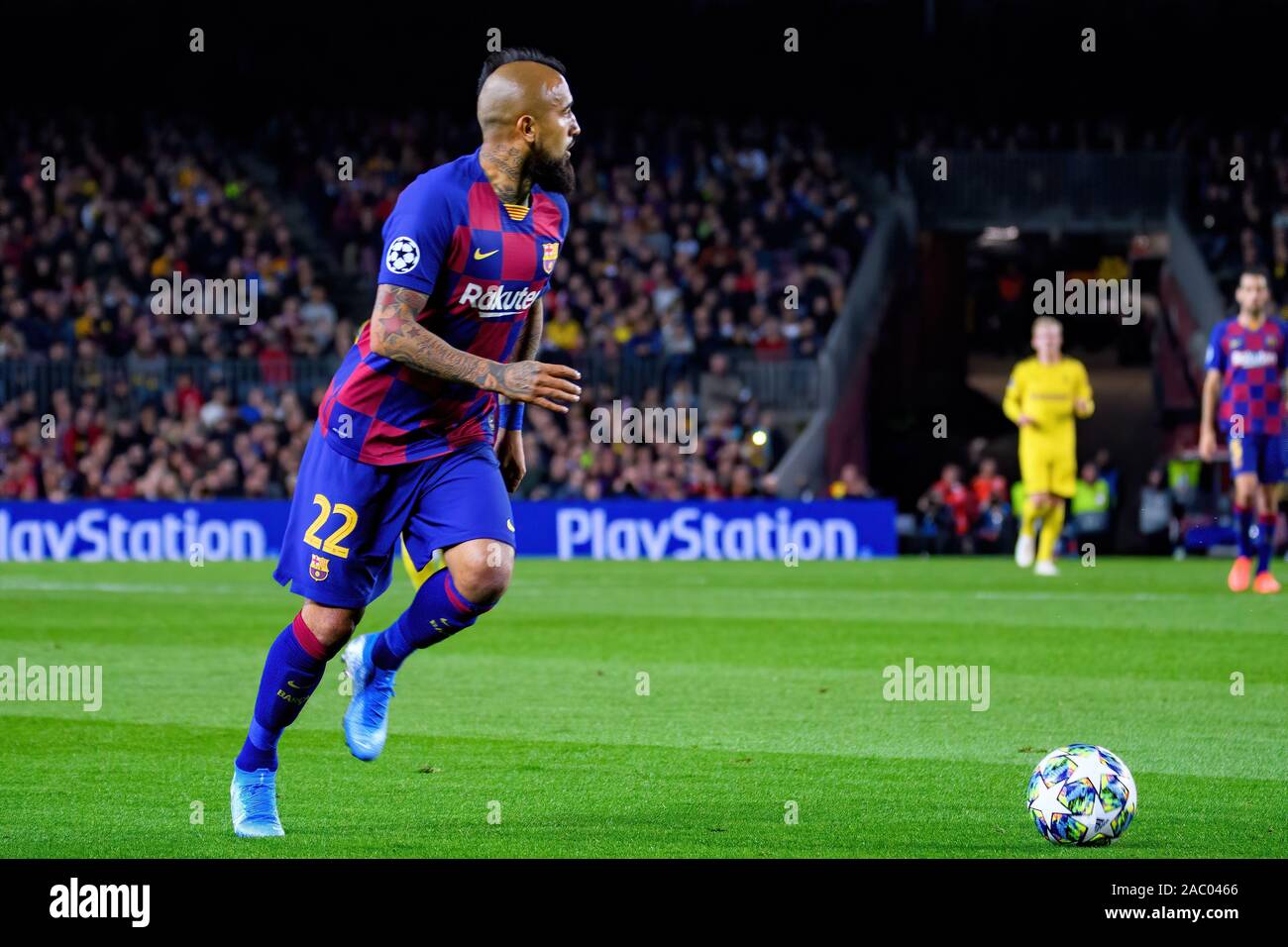 BARCELONA - NOV 27: Arturo Vidal plays at the Champions League match ...