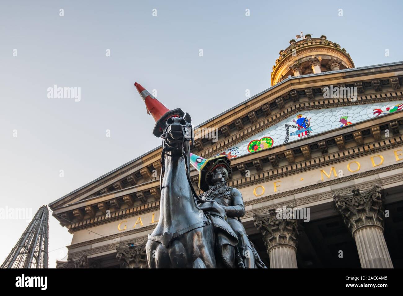 Glasgow, Scotland, UK. 29th Nov, 2019. UK Weather. The statue of the ...