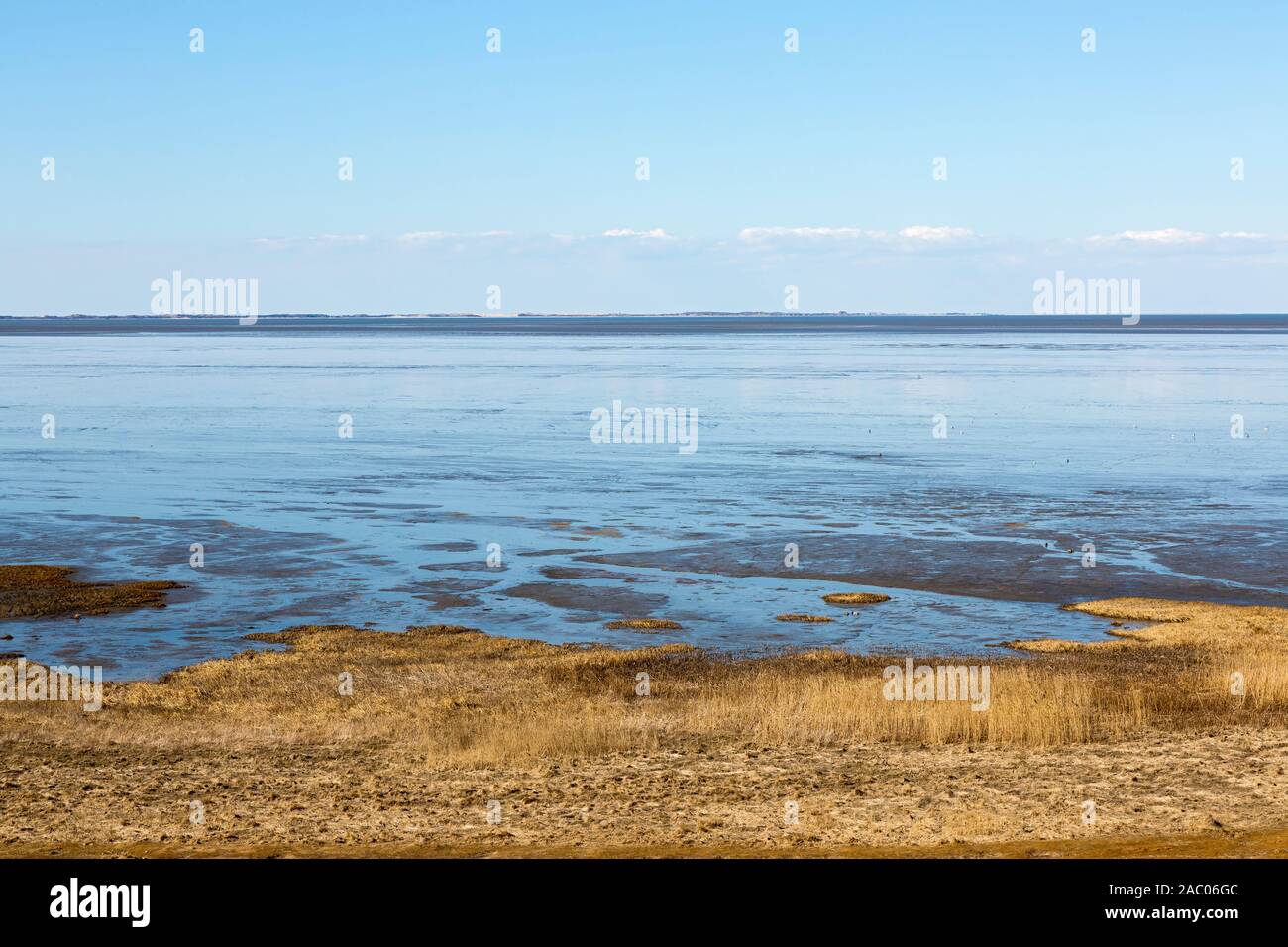 Blick vom Morsum-Kliff ueber das Wattenmeer nach List auf Sylt Stock ...