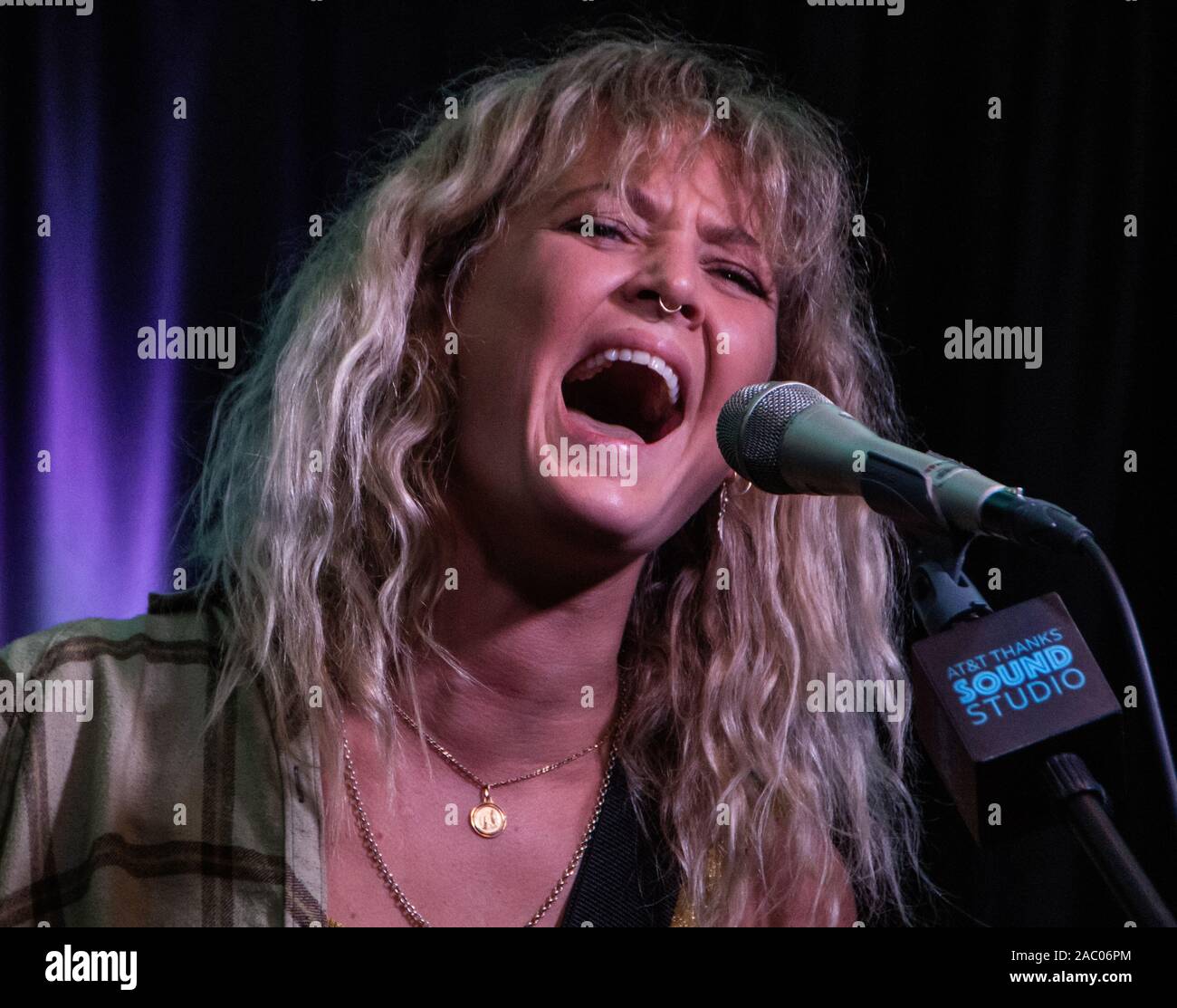 Lion singer hi-res stock photography and images - Alamy