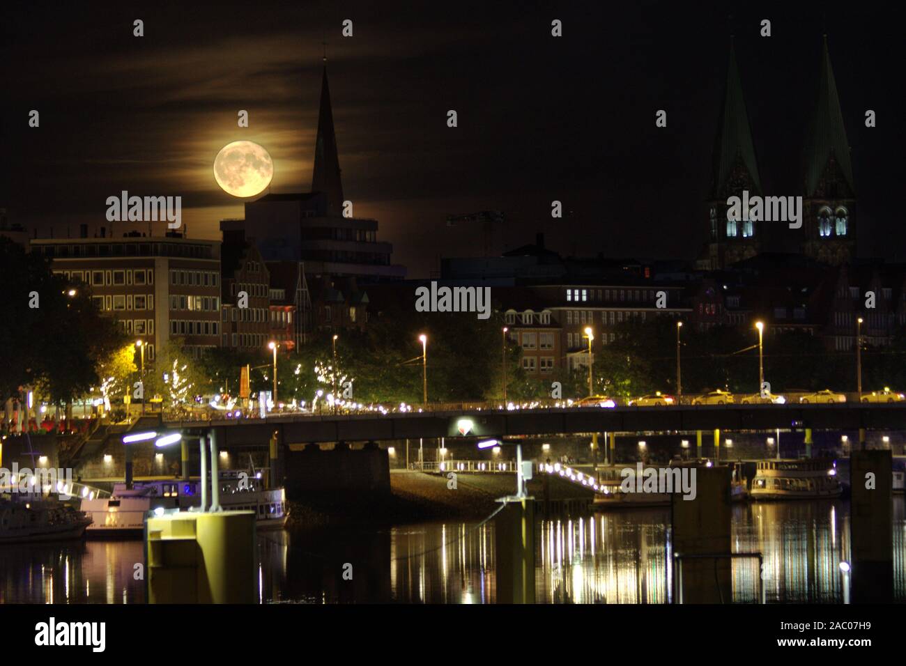 Moonrise night nighttime hi-res stock photography and images - Alamy