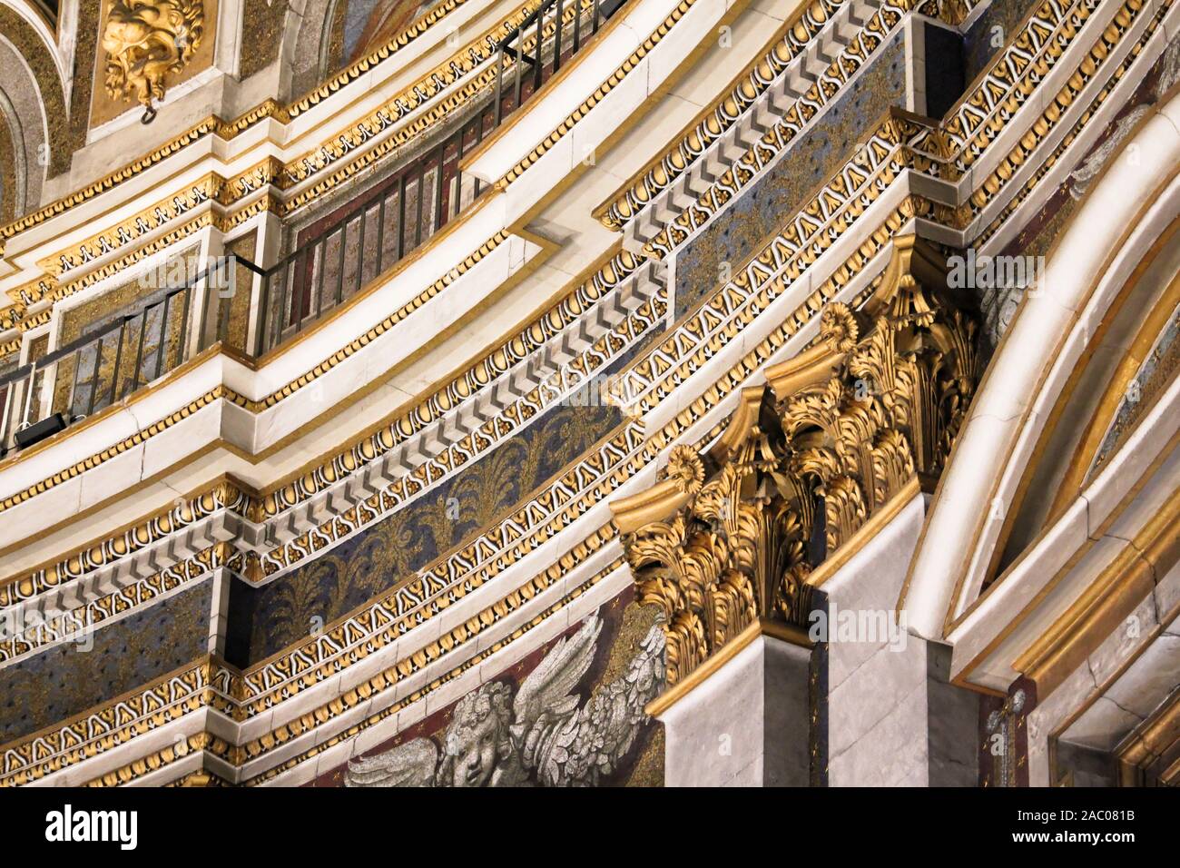 Ornate decorative stone building hi-res stock photography and images ...