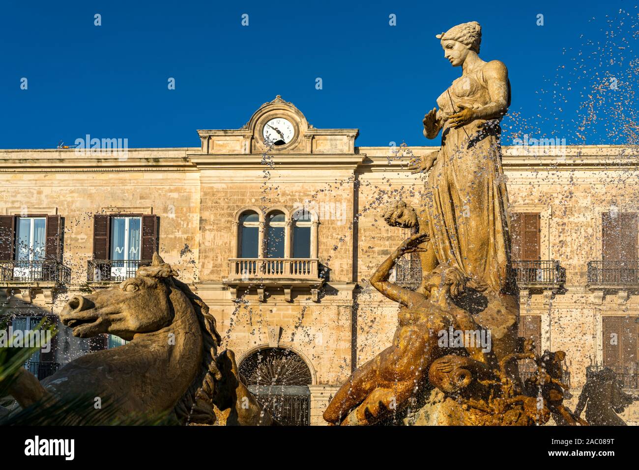 Artemisbrunnen auf dem Platz Piazza Archimede, Insel Ortygia Syrakus ...