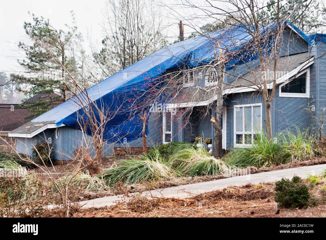 Blue tarp roof hi-res stock photography and images - Alamy
