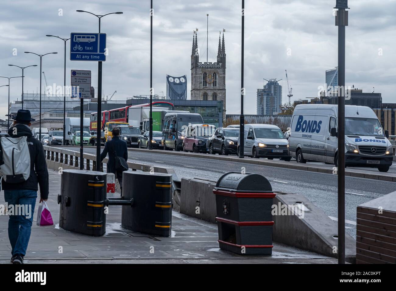 London Bridge Traffic Stock Photo - Alamy
