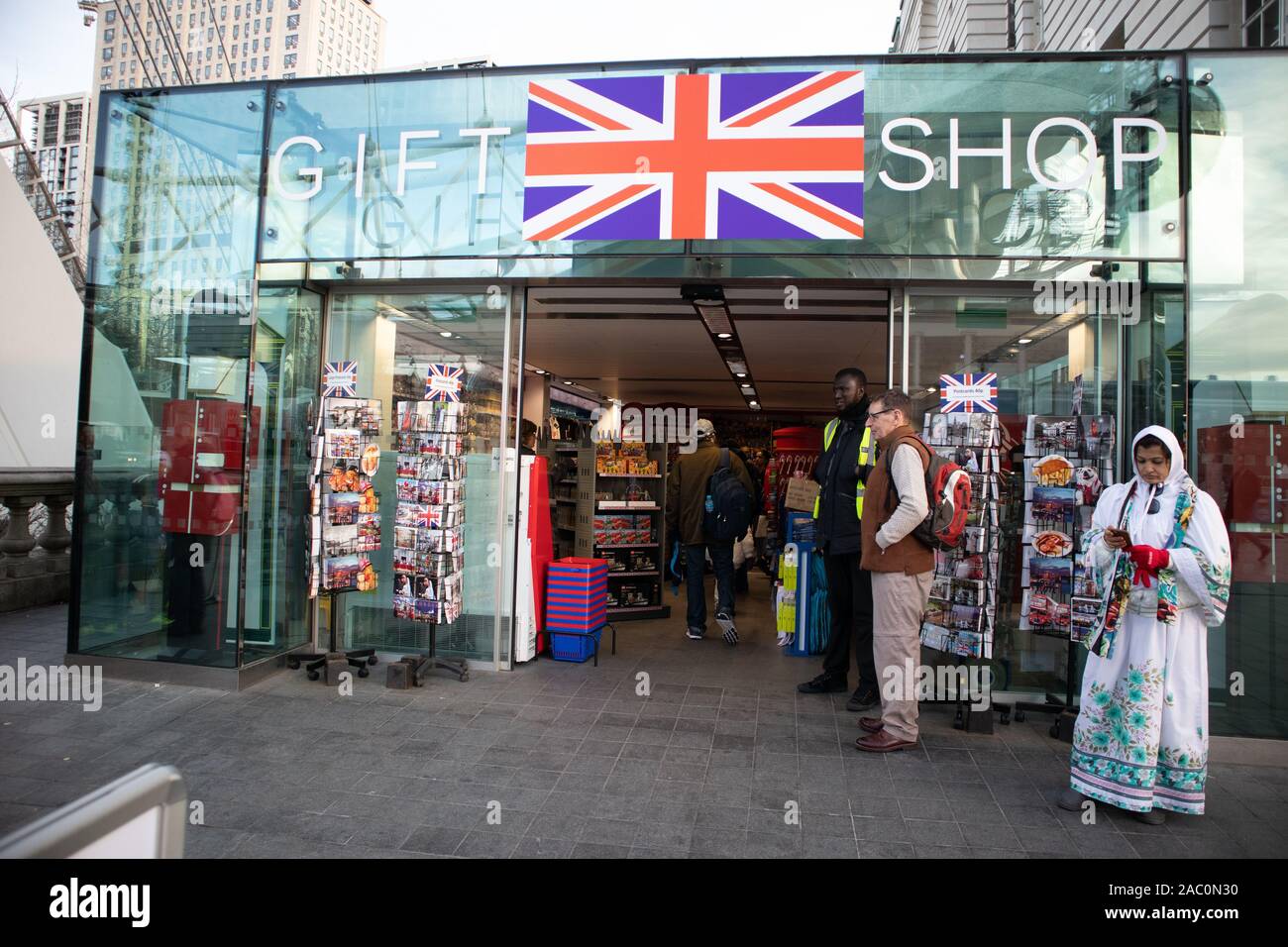 Tourists outside British gift shop with big Union jack flag over ...