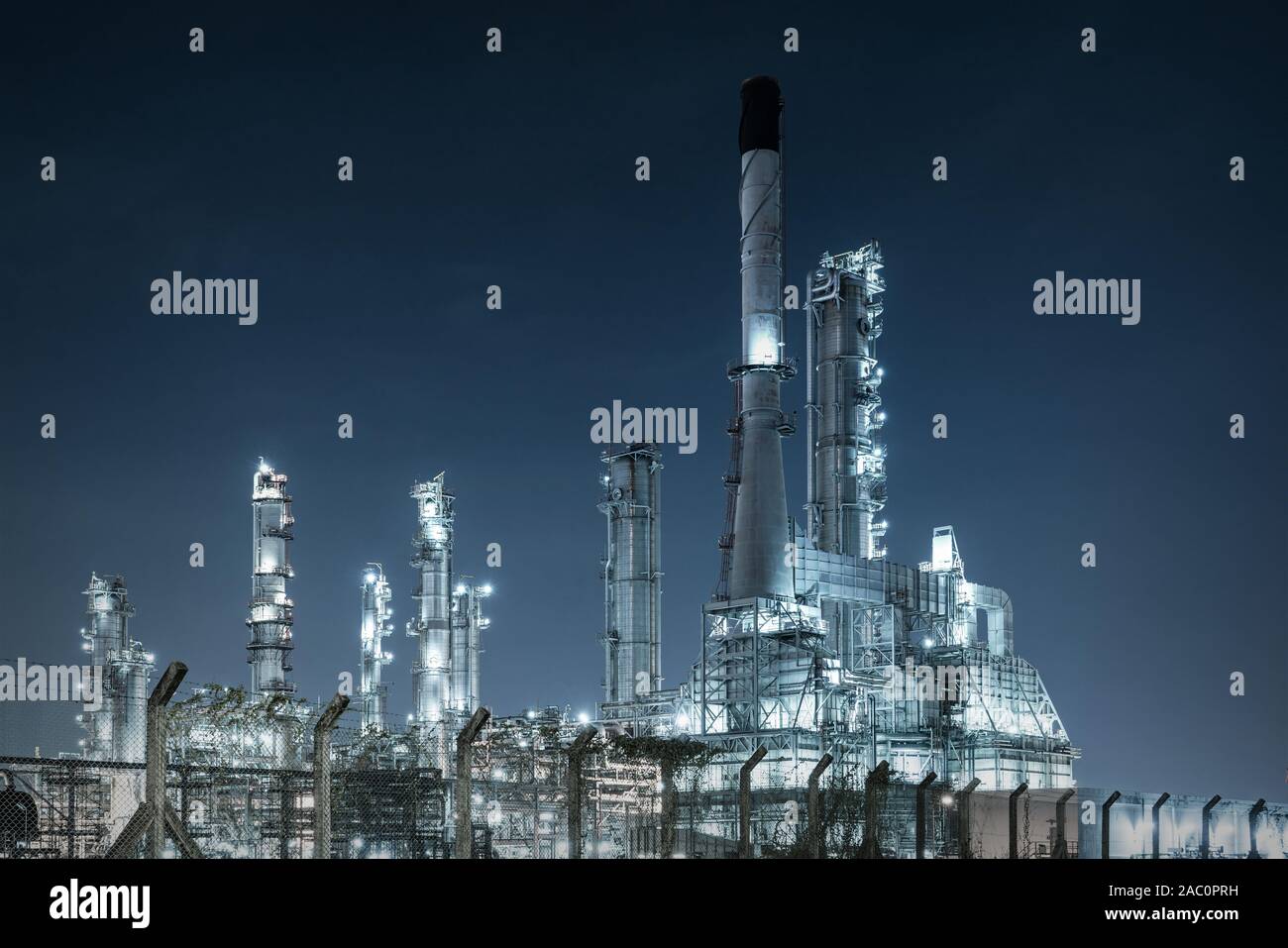 Refinery piping hi-res stock photography and images - Alamy