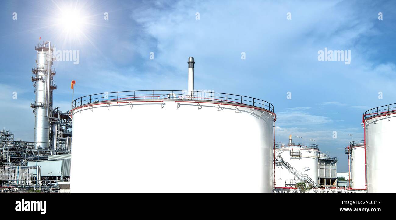 Refinery oil gas storage tank hi-res stock photography and images - Alamy