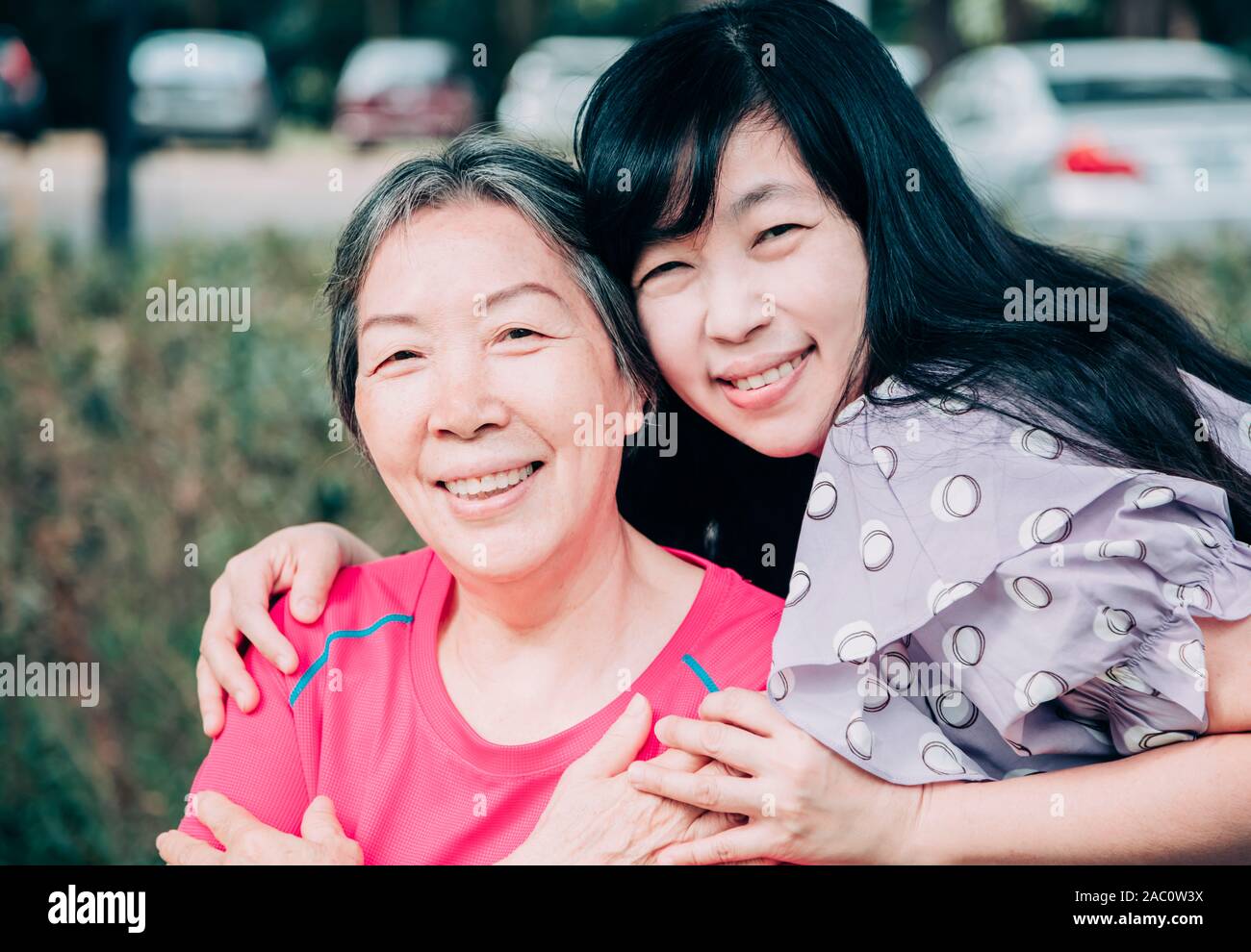 Mother daughter hugging outside hi-res stock photography and images - Alamy