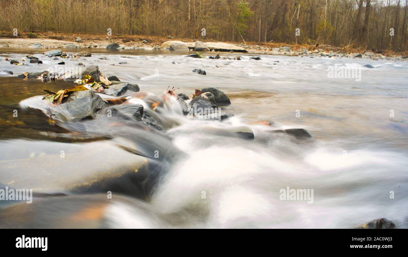 Slow motion water falling Stock Photo - Alamy
