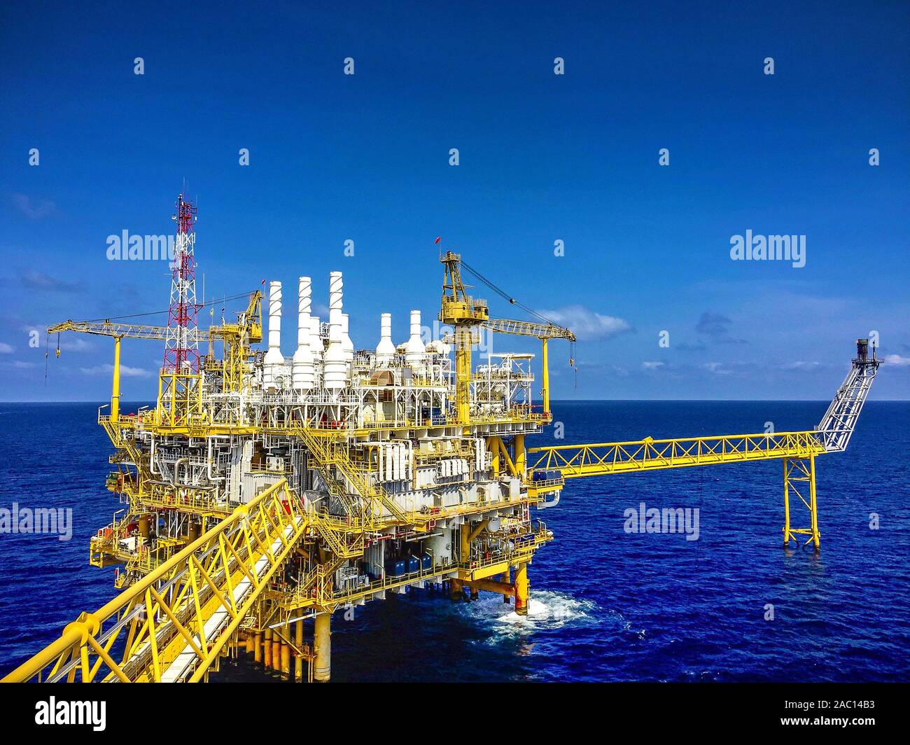 Large offshore drilling oil rig plant in the gulf Stock Photo - Alamy
