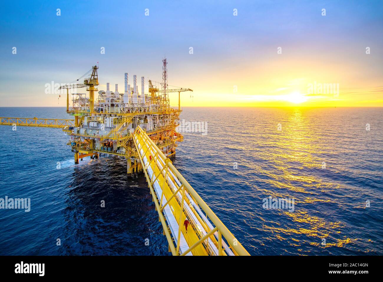Offshore oil rig fire hi-res stock photography and images - Alamy