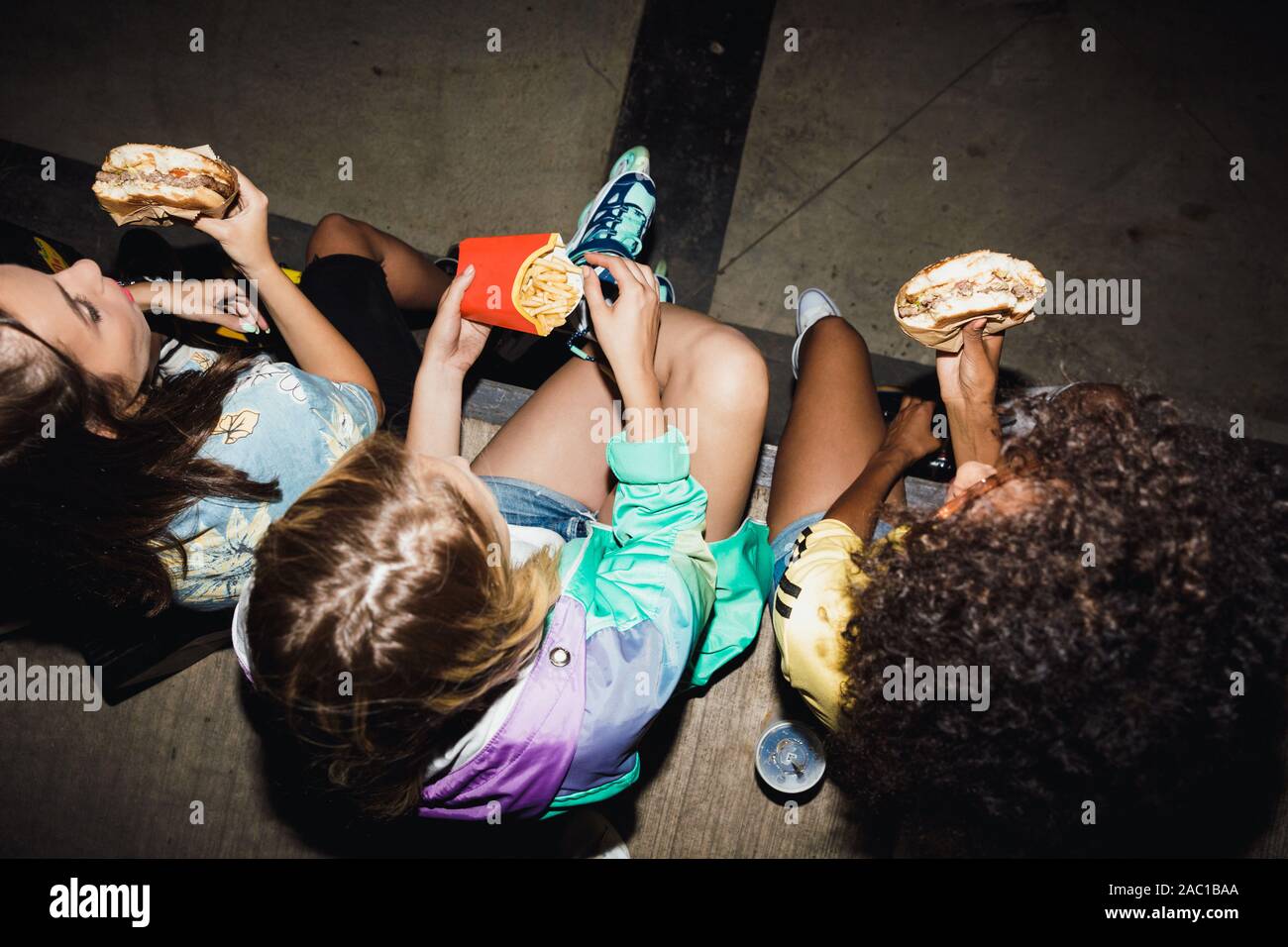 Eat burgers woman hi-res stock photography and images - Alamy
