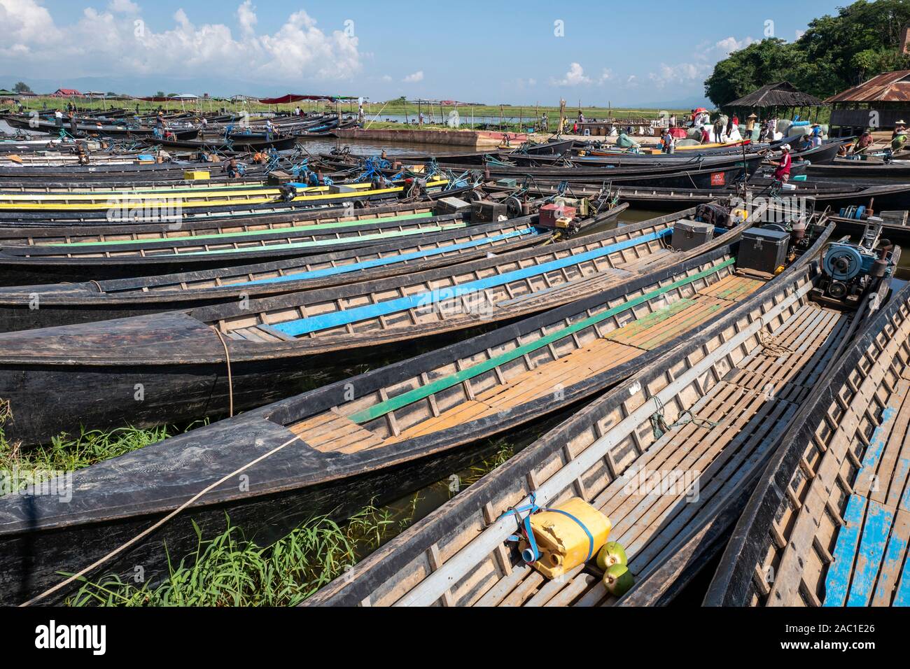 Traditional burmese boatman hi-res stock photography and images - Alamy